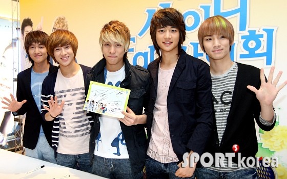 SHINee attends fan signing event | allkpop