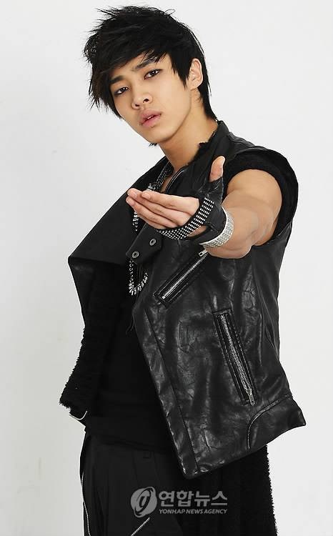 Kikwang unleashes his sexy instinct | allkpop