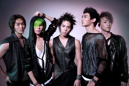 [EXCLUSIVE] A greeting from SHINee to allkpop readers! | allkpop