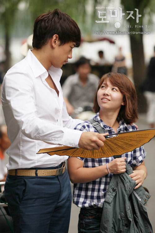 Rain fans a staff member | allkpop