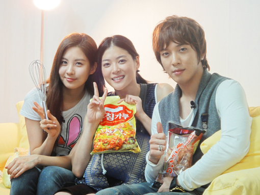 YongSeo couple gets a surprise visit from Juri Ueno | allkpop