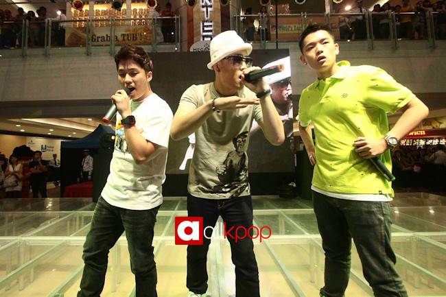 One Way to release their first official album | allkpop