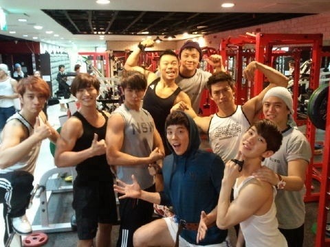 2PM and 2AM show off their muscles | allkpop