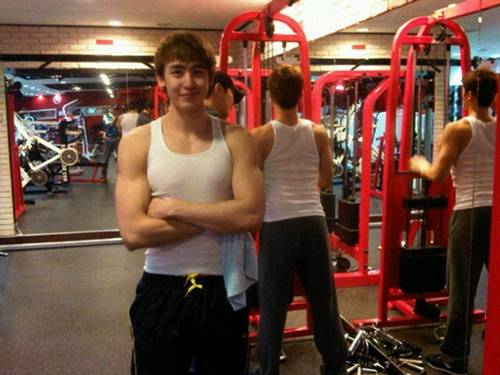 Nichkhun shows off his muscular body | allkpop