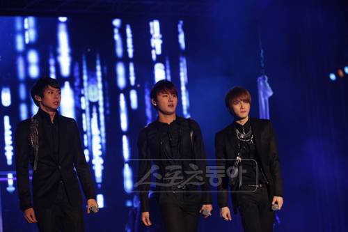 J.Y.J's Jaejoong apologizes for the one hour delay at their concert in ...