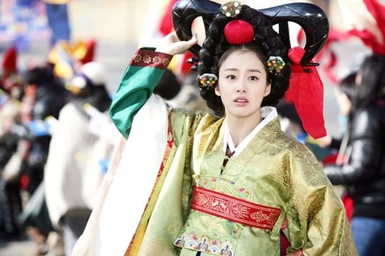 Kim Tae Hee transforms into a traditional Korean princess for "My ...