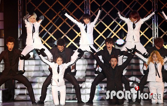 Fancam of JYP Nation's "Heartbeat" performance released! | allkpop