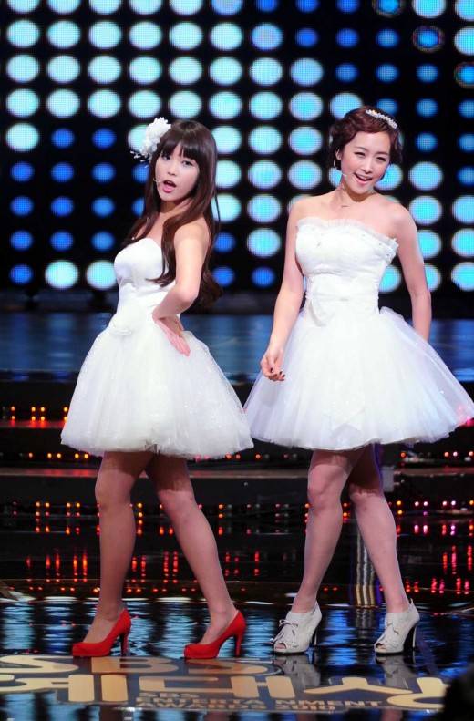 IU thanks 'Heroes' members for her New Star Award at SBS Entertainment ...