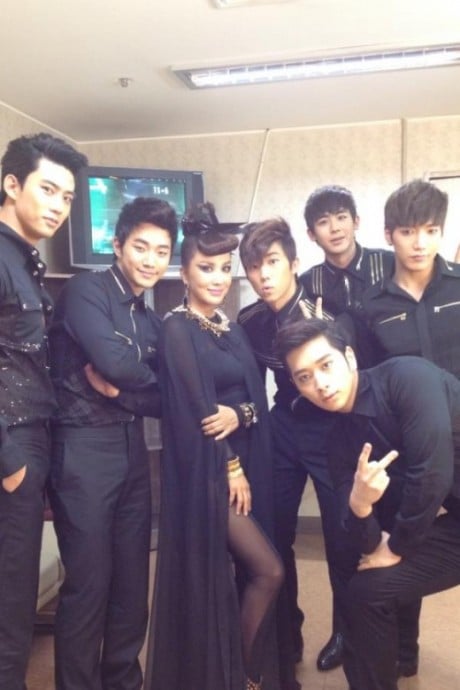 2PM pose with Uhm Jung Hwa backstage at the 2011 KBS Music Festival | allkpop