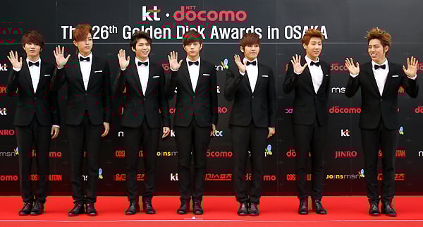 INFINITE helps clean the stadium after 'Idol Star Athletics ...