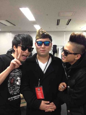 Tablo and Taeyang snap a photo with 'The General' | allkpop