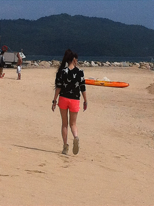 2NE1's Park Bom shows off her long legs at the beach | allkpop
