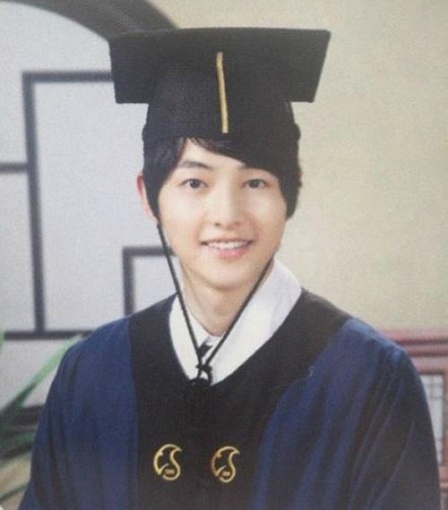 Song Joong Ki charms the ladies with his college graduation photo | allkpop