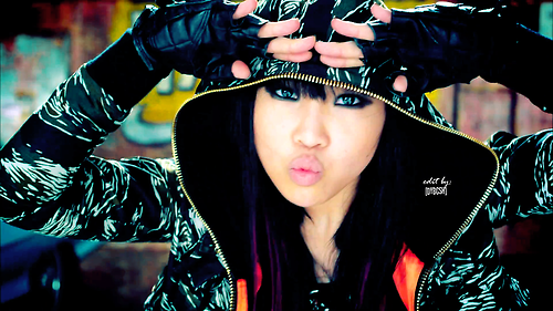 2NE1's Minzy gives a quick tour of YG's amazing office | allkpop