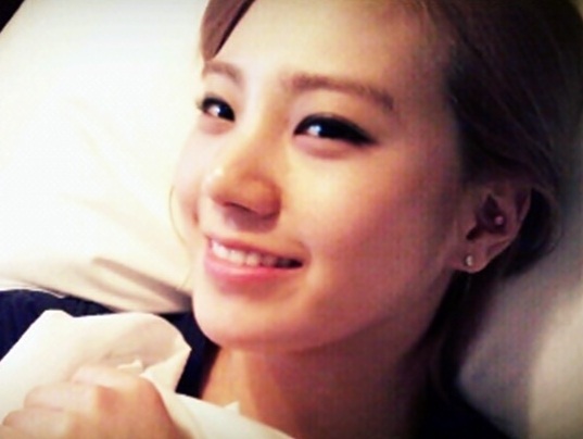 After School's Lizzy snaps a beautiful selca while lying on bed | allkpop