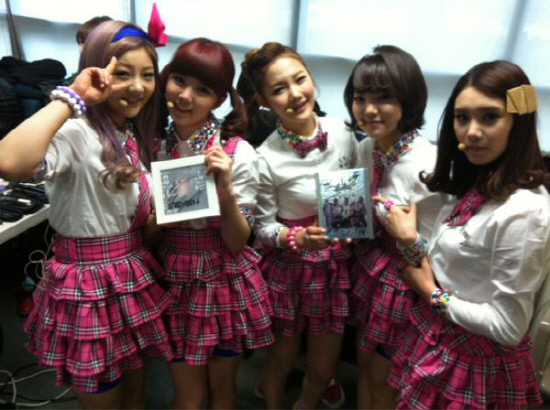 C-Real snaps a photo with Big Bang and Se7en | allkpop