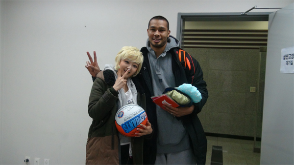Fat Cat meets up with basketball stars after Incheon and Busan playoffs ...