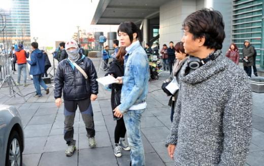 JYJ's Yoochun makes an early return to the 'Rooftop Prince' film set ...