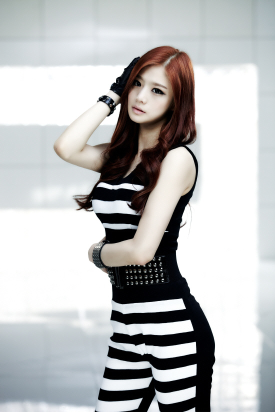 Two members of rookie group She'z to be MCs on new variety show | allkpop