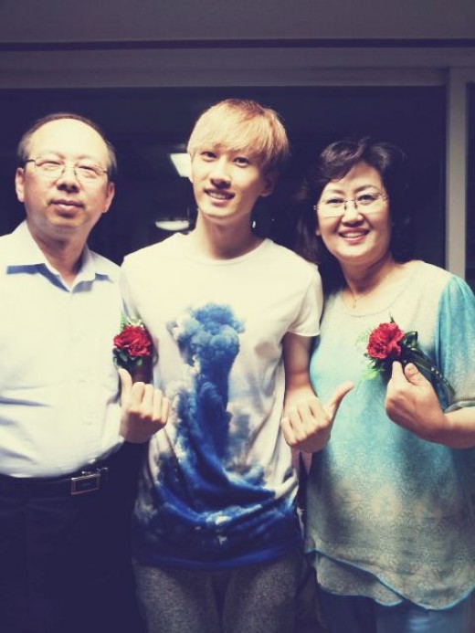 Super Junior's Eunhyuk shares photo of his parents | allkpop
