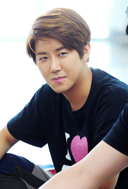 ZE:A's Kwanghee drops out of 'Laws of the Jungle 2' due to leg injuries ...