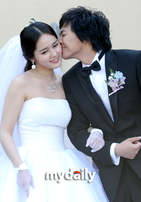 Han Ga In and Yun Jung Hoon announce their plans to become parents ...