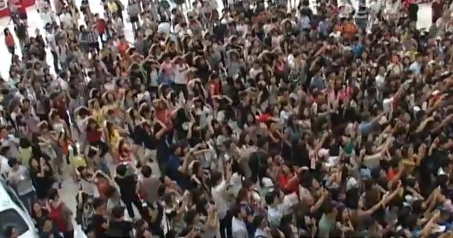 Wonder Girls get mobbed at their own 'flash mob' performance! | allkpop