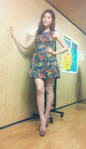Singer Lyn shows off her figure in a flower dress before performance ...