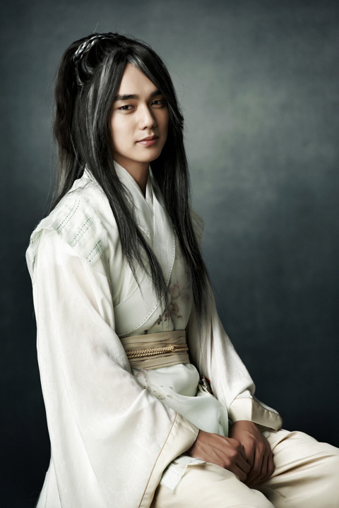 Yoo Seung Ho transforms into the Great Jade Emperor for 'Arang and the ...
