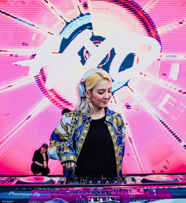 SNSD's Hyoyeon and TRAX's Ginjo perform DJ sets for ~60,000 EDM fans at ...