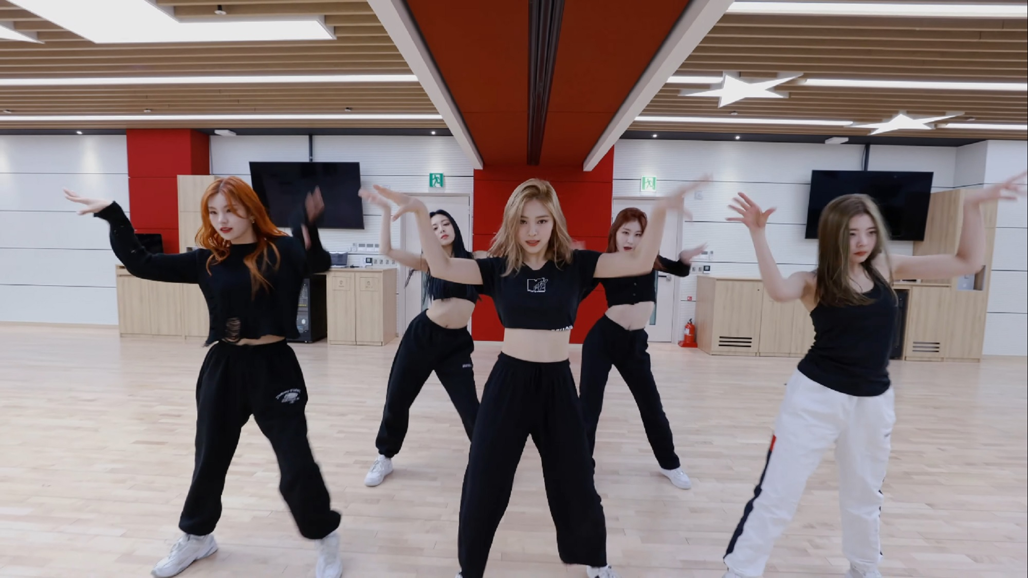 ITZY uploads fierce dance practice video for 'End of 2020' performance ... ITZY uploads fierce dance practice video for 'End of 2020' performance ...