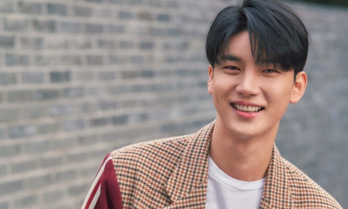 Singer Roh Ji Hoon updates 'Mr. House Husband' viewers on his 4th knee ...