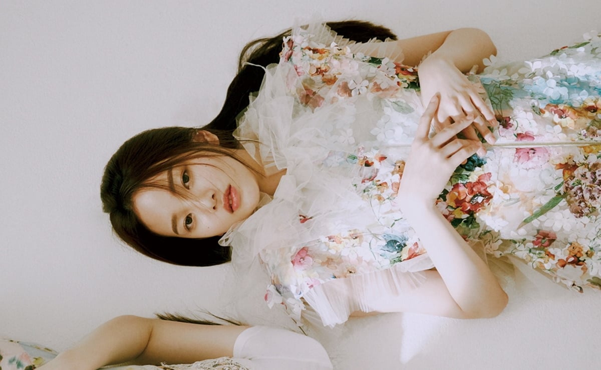 Weeekly's Soojin & Zoa are ready to be spring fairies in 'Marie Claire ...