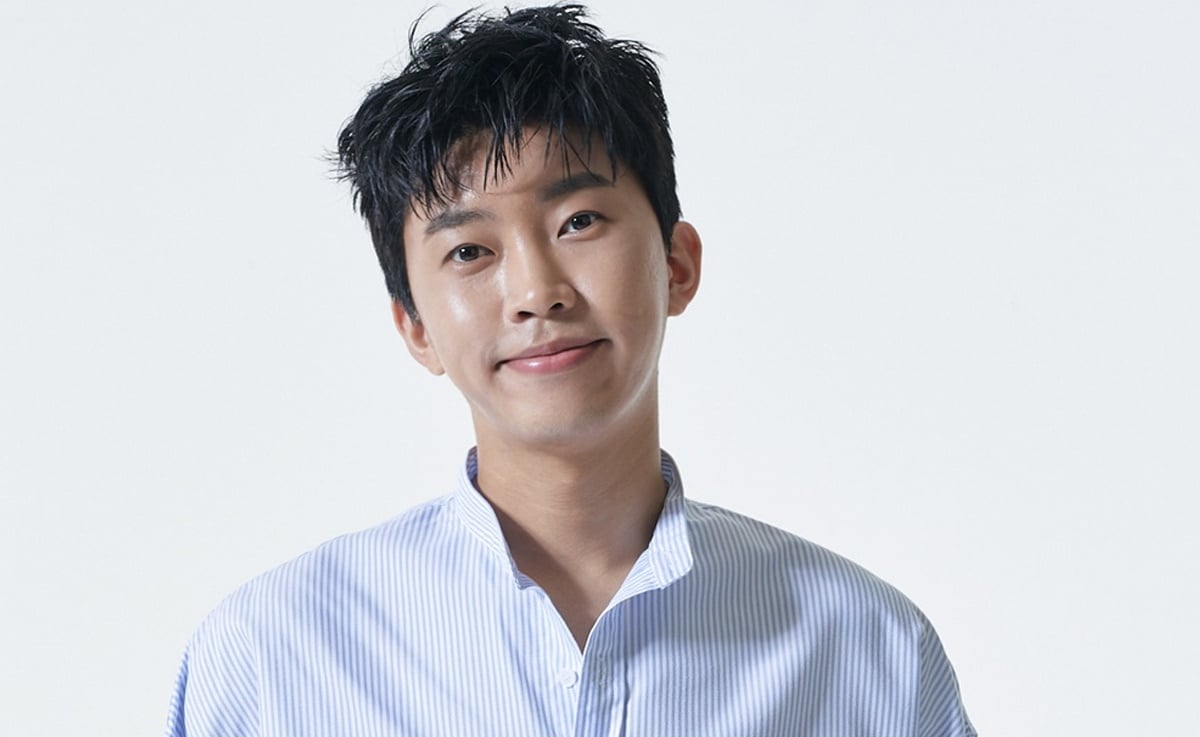 Trot singer Lim Young Woong apologizes for smoking in non-designated ...