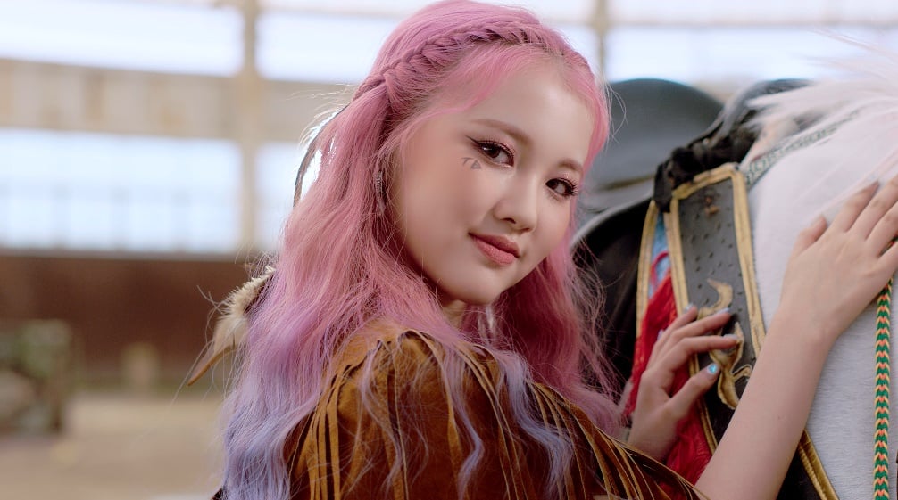 TRI.BE's Jia is gorgeous with pink hair for her 'Conmigo' concept film ...