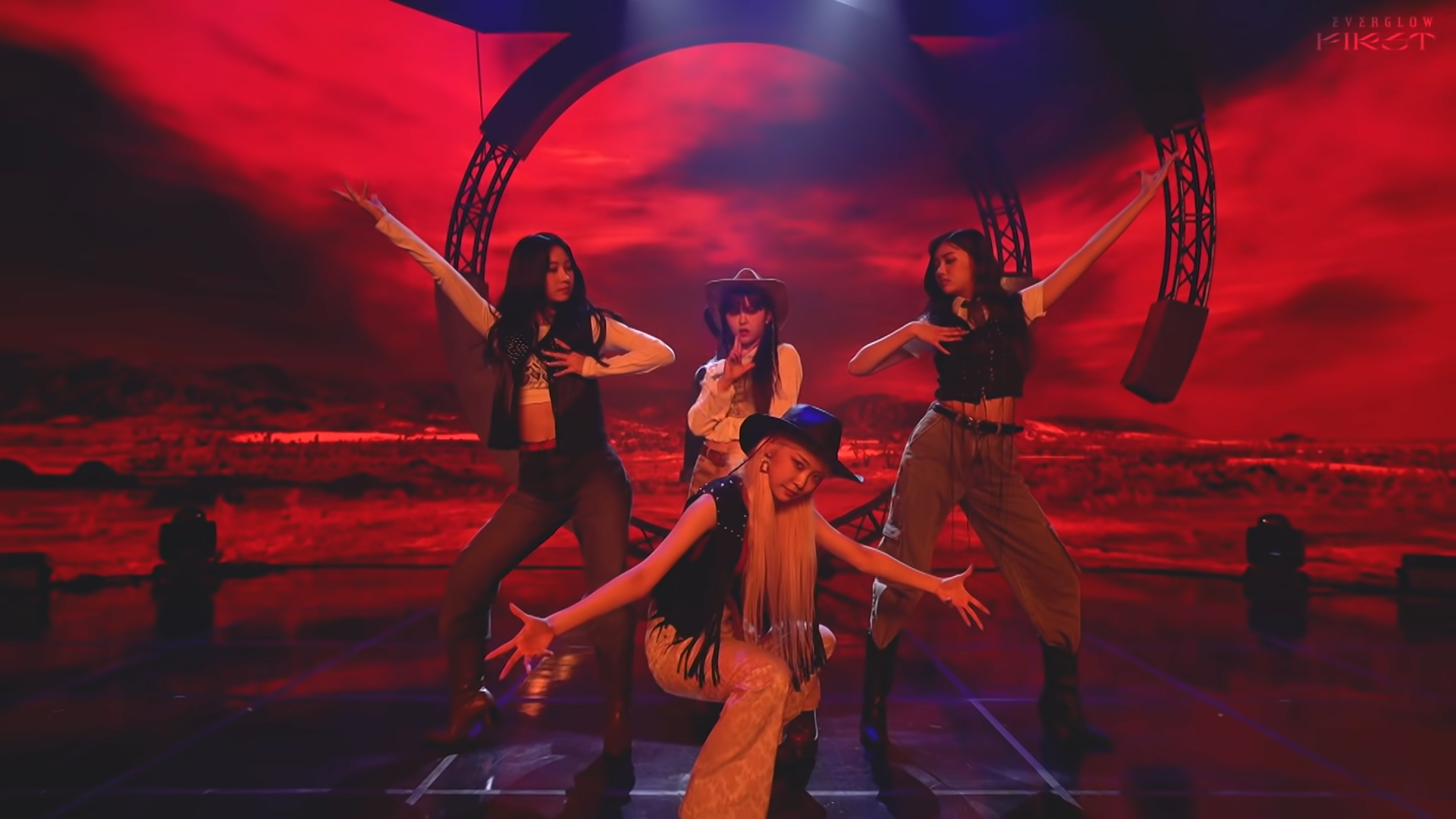 EVERGLOW brings out the wild west wearing cowgirl outfits in new 'FIRST ...