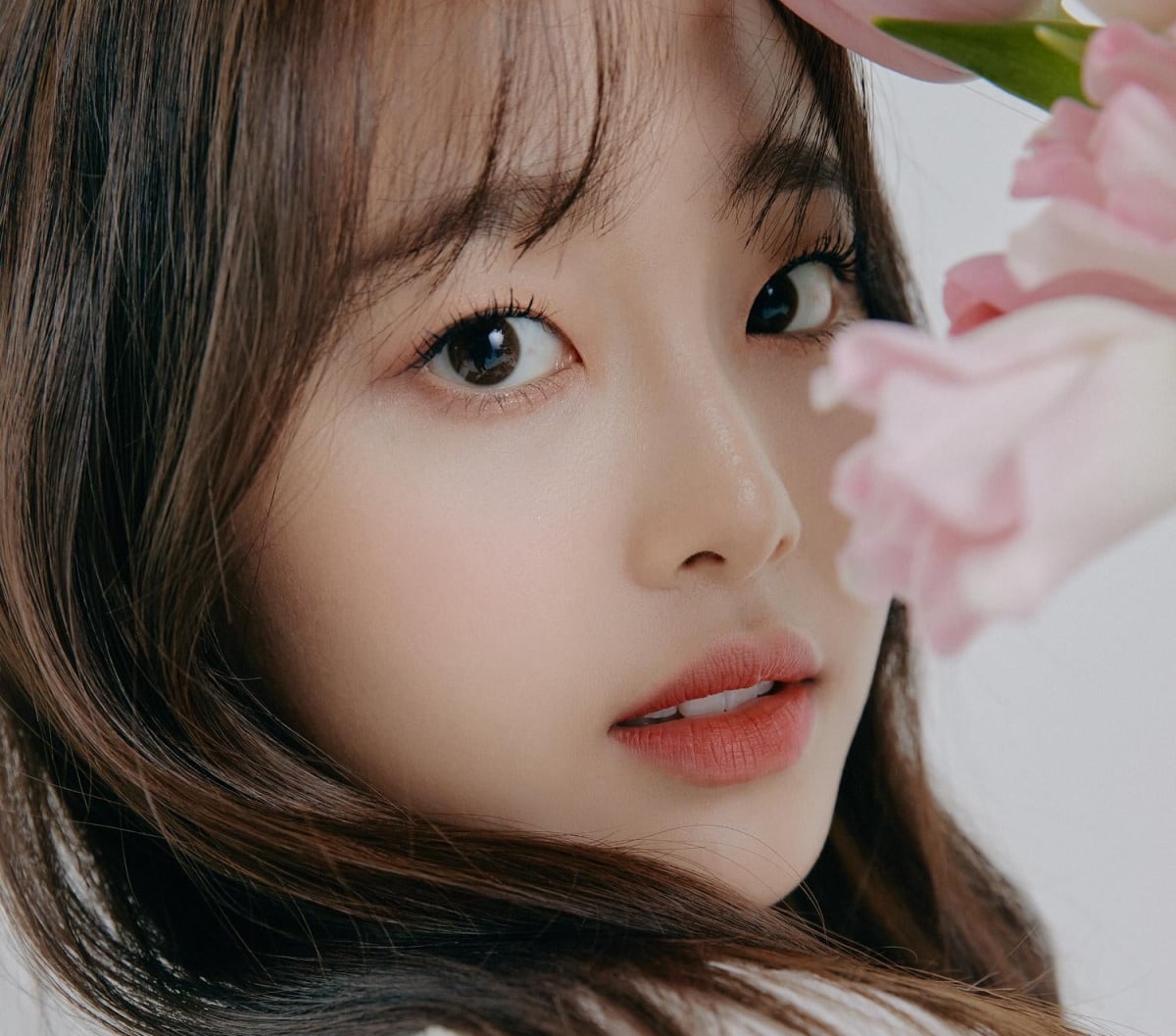 LOONA's HaSeul & Chuu reveal white wedding concept for '&' mini album ...