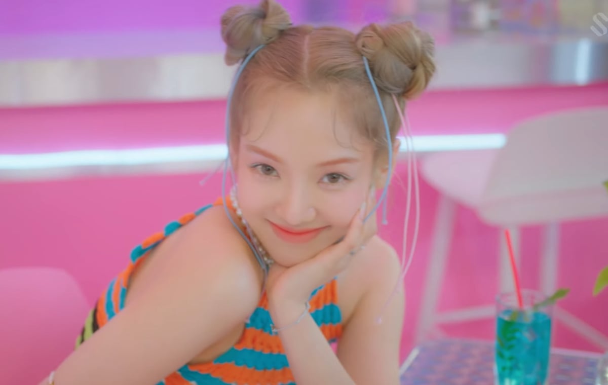 Hyoyeon (HYO) takes some time for relaxation in 'Second' MV feat. BIBI ...