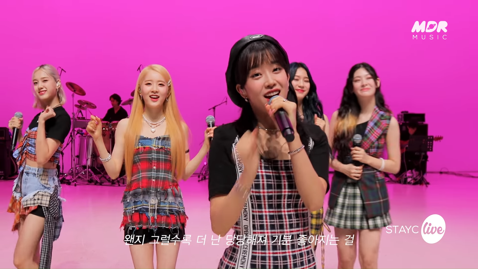 STAYC have fun with live band version of latest single 'STEREOTYPE ...