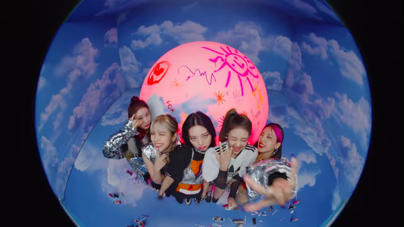 ITZY slips into a charming digital world in official MV for 'Swipe ...