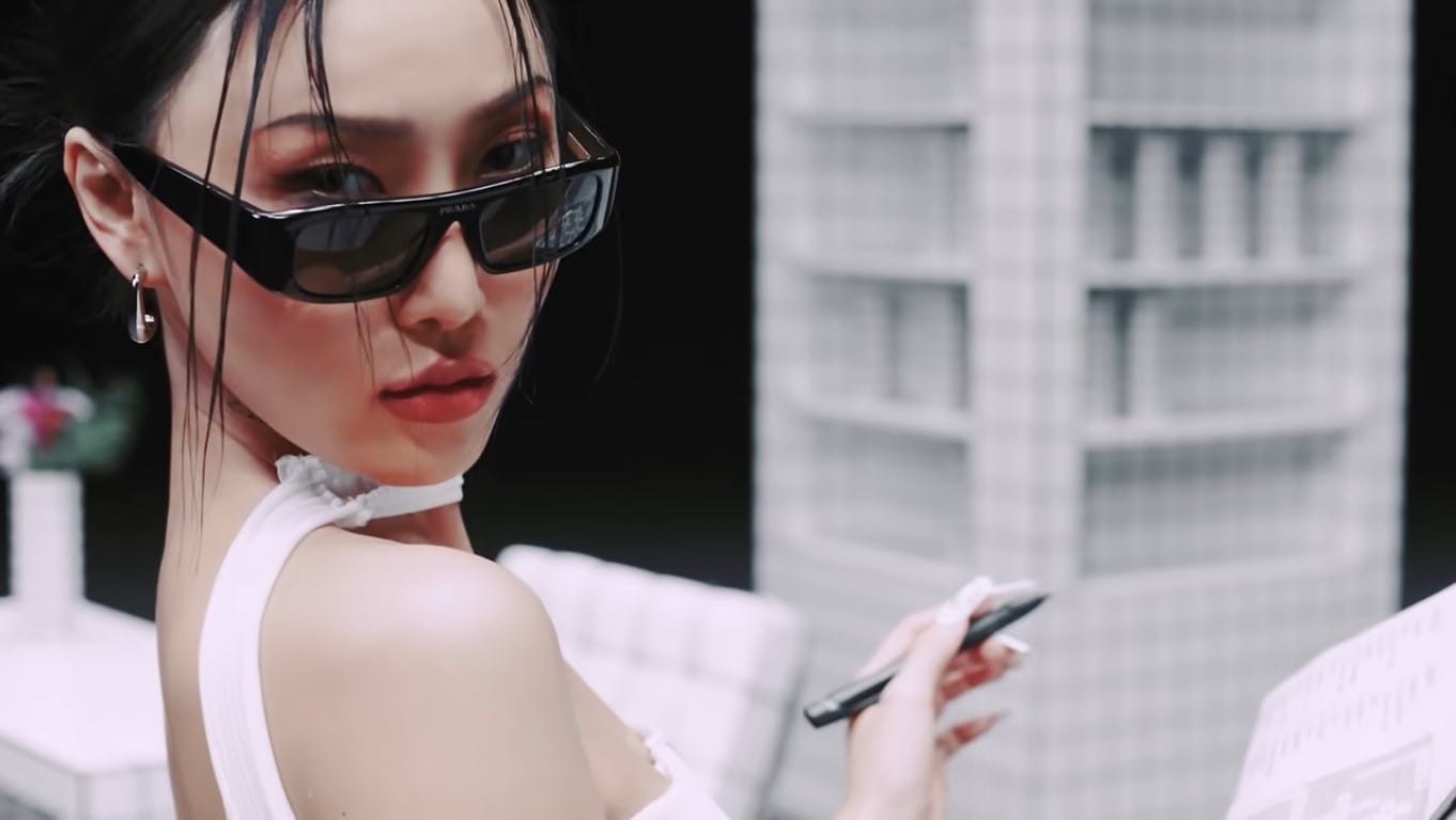 MAMAMOO's Hwa Sa glows in a chic and modern mood sampler for 'Guilty ...