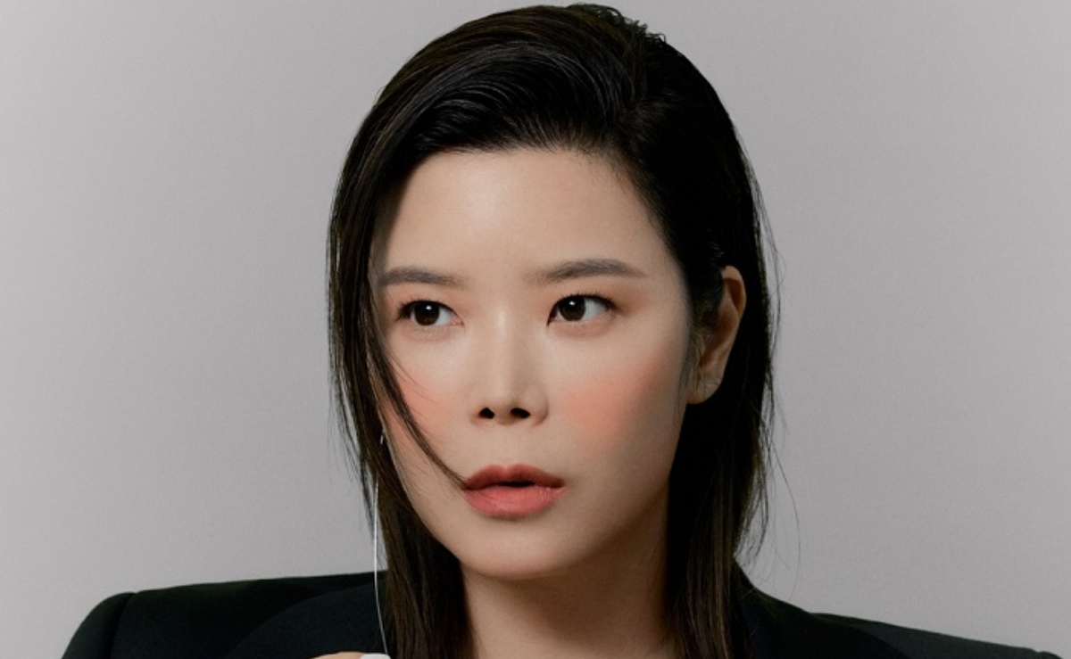 Singer Lyn hints at her upcoming single with a chic teaser image | allkpop