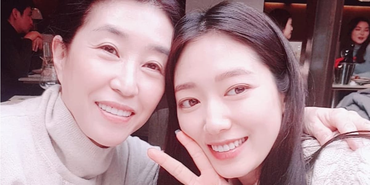 Actress Kim Mi Kyung shares a photo from a lunch date with Park Shin ...