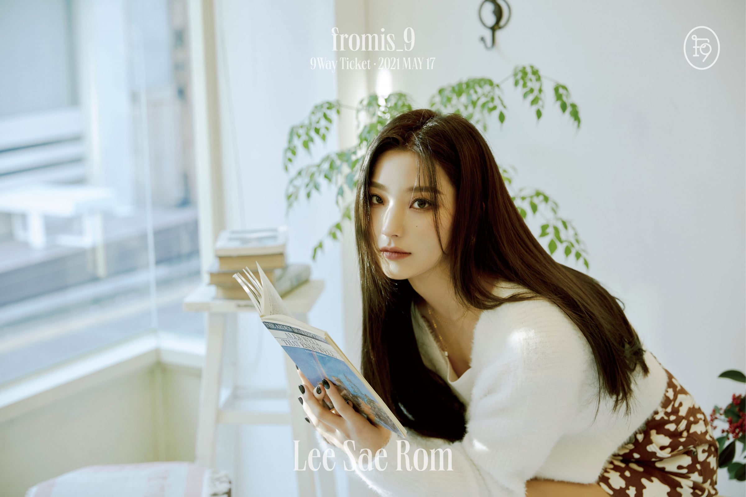 fromis_9's Lee Sae Rom explains her comment at the beginning of the V Live stream was not about ...