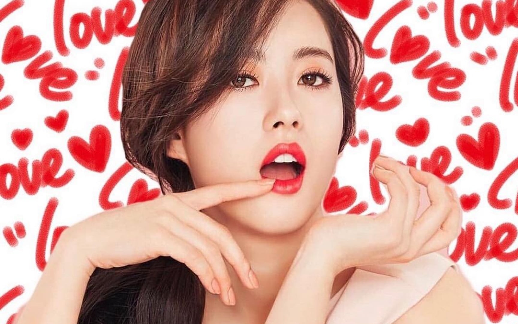 Go Ara shows off her sensual red lips for Valentine's Day | allkpop