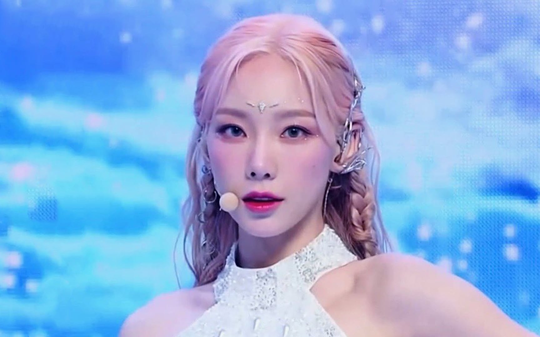 Girls' Generation's Taeyeon captivates fans with her surreal beauty on ...