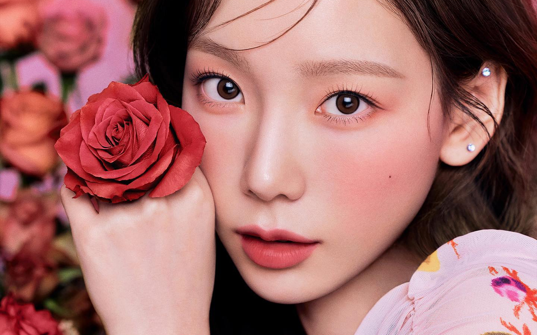 Taeyeon displays her spring beauty in pink | allkpop