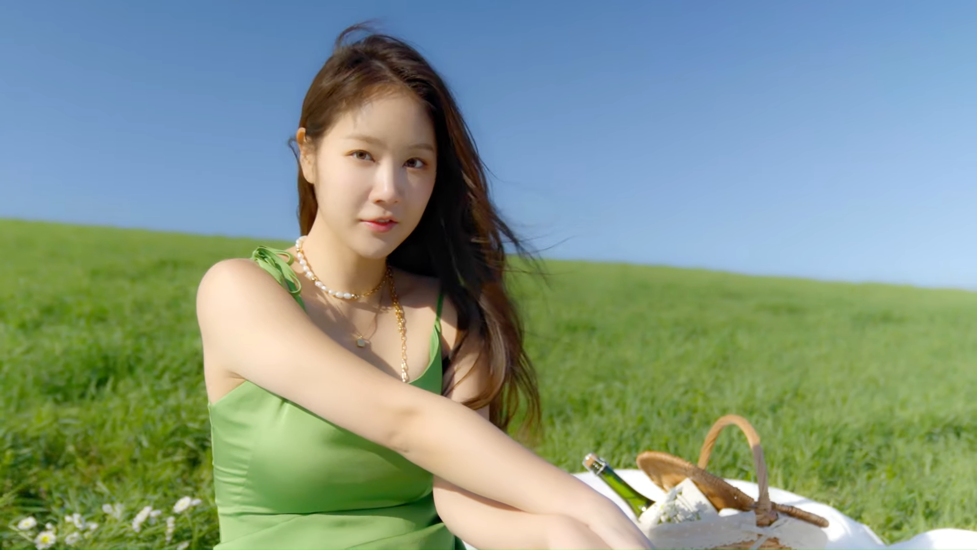 Soyou drops video teasers for 'Heart' featuring Jukjae and 'Some2 ...