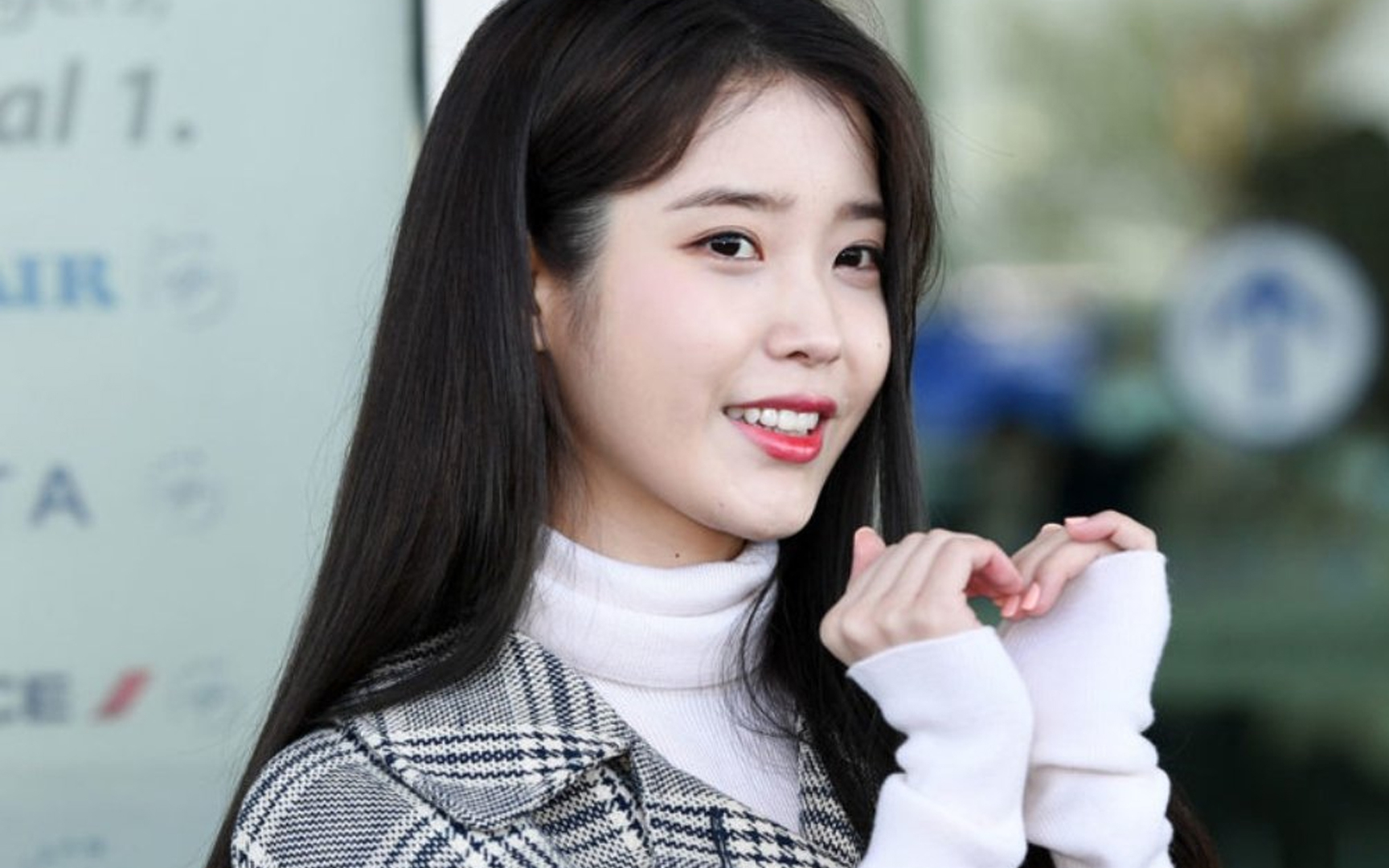 IU donates 100 million KRW to the Green Umbrella Children's Foundation ...