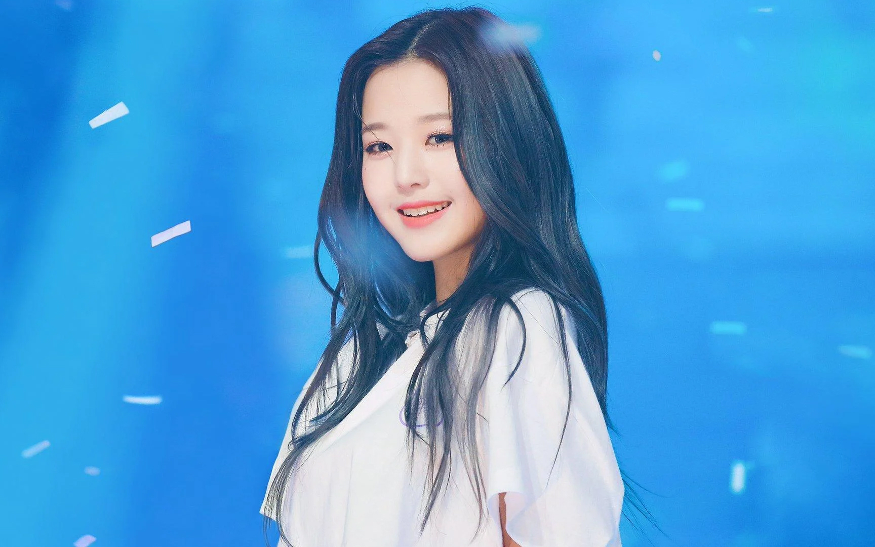 Fans and netizens are lovestruck by Jang Won Young again after seeing ...